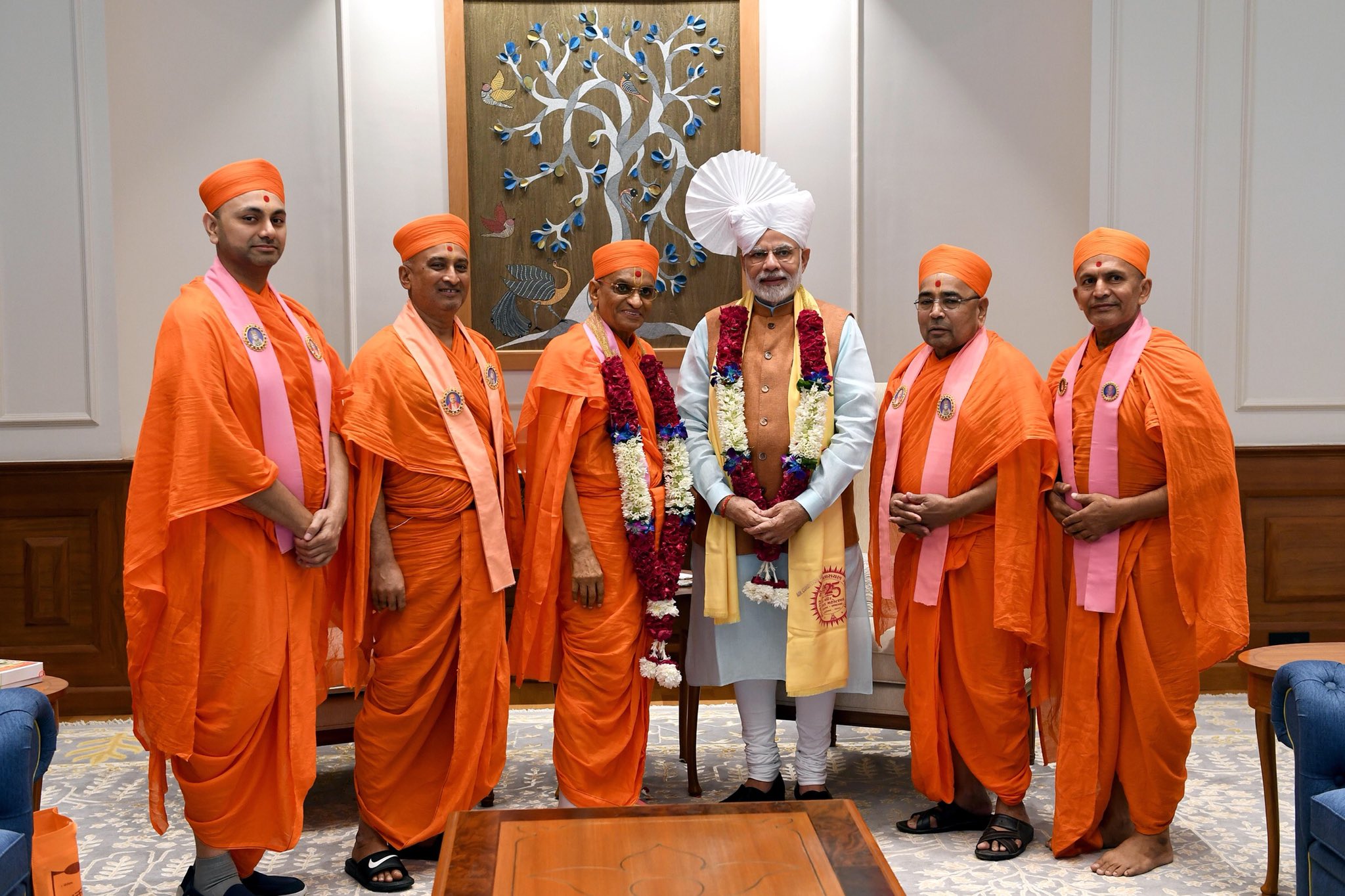 Maninagar Gadi Swaminarayan Mandir Acharya Offers Swarnim Kalash To PM Modi