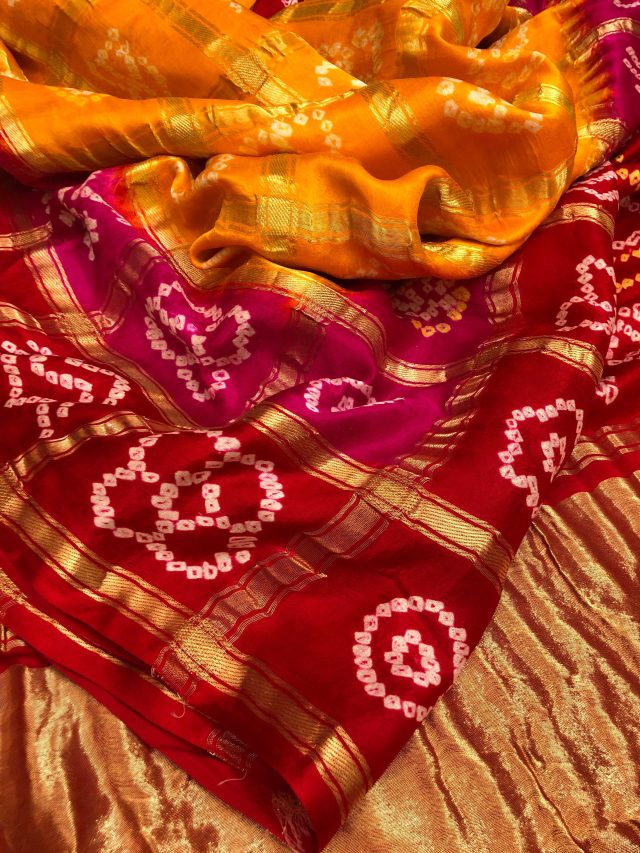 The motifs on the gharchola also carry symbolic meanings. For instance: